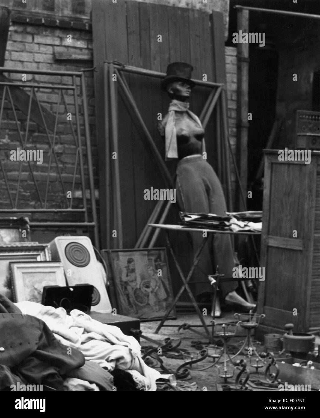 Mannequin paris Black and White Stock Photos & Images - Alamy