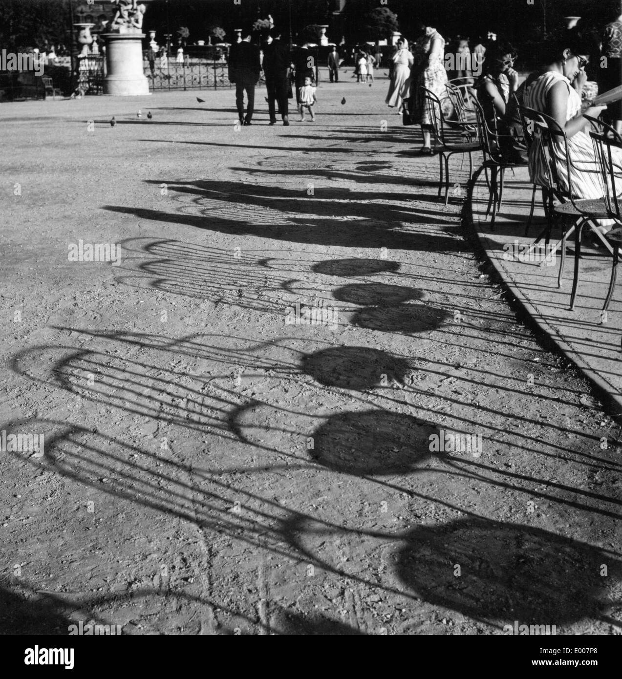 Paris shadow play hi-res stock photography and images - Alamy