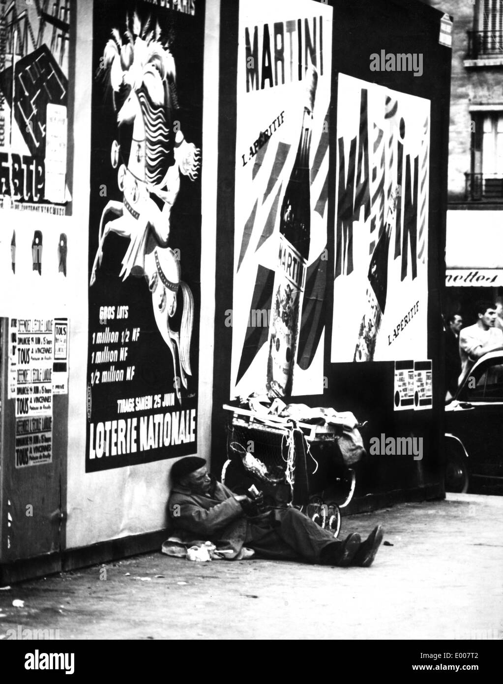 Paris homeless 1960 hi-res stock photography and images - Alamy