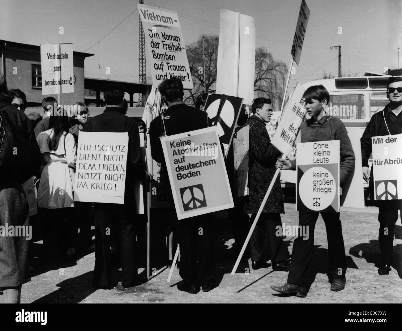 Vietnam protest 1969 Black and White Stock Photos & Images - Alamy
