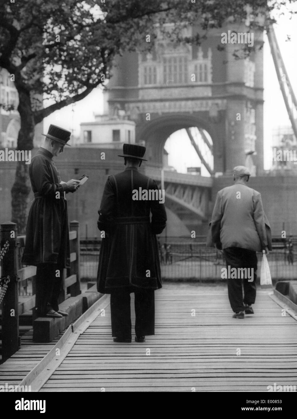 Tower london in front Black and White Stock Photos & Images - Alamy