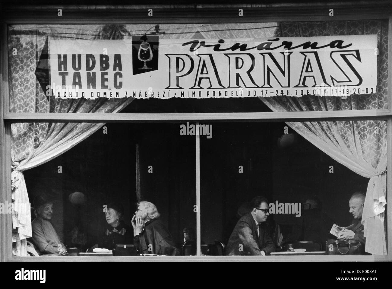 People wine bar in Black and White Stock Photos & Images - Alamy