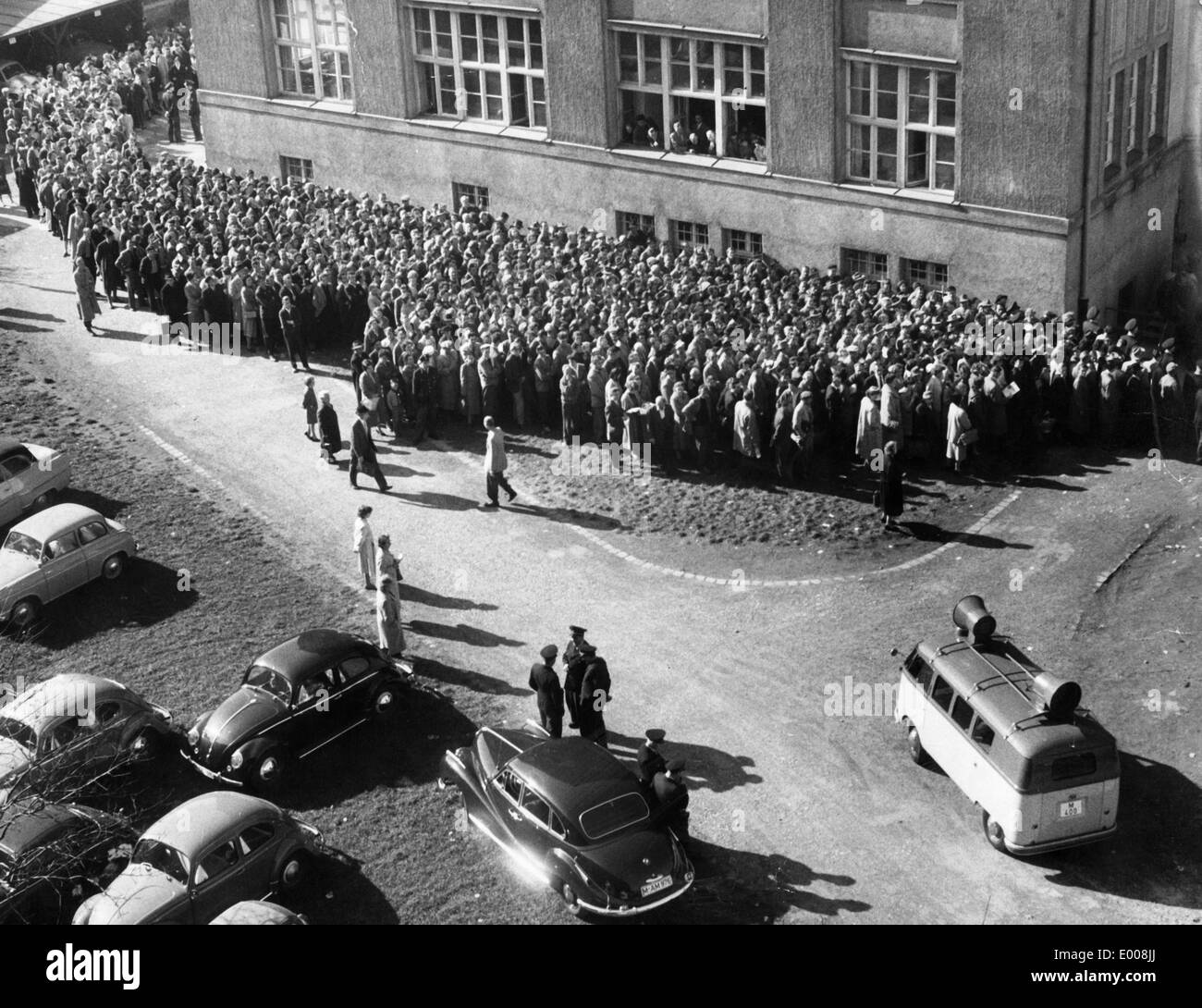 People waiting during the flu season in Munich, 1957 Stock Photo - Alamy