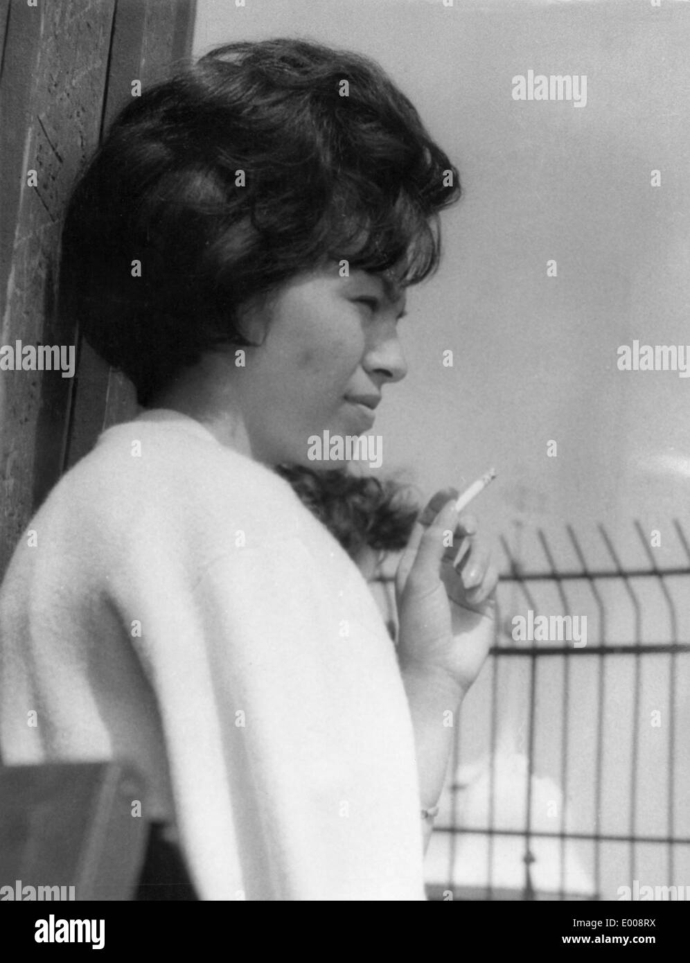 Woman smoking cigarette 1960 hi-res stock photography and images - Alamy