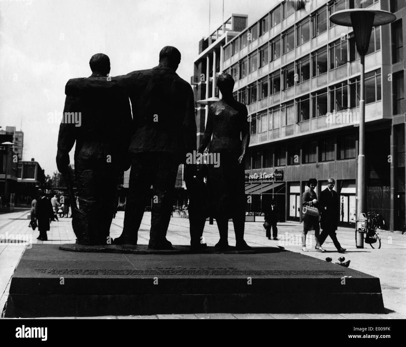 Rotterdam statues hi-res stock photography and images - Alamy