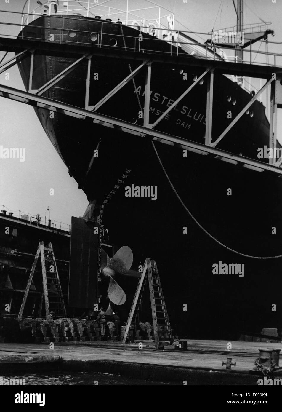 Ship in dry dock in Rotterdam Stock Photo - Alamy