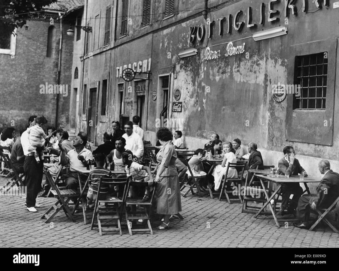 People wine bar in Black and White Stock Photos & Images - Alamy