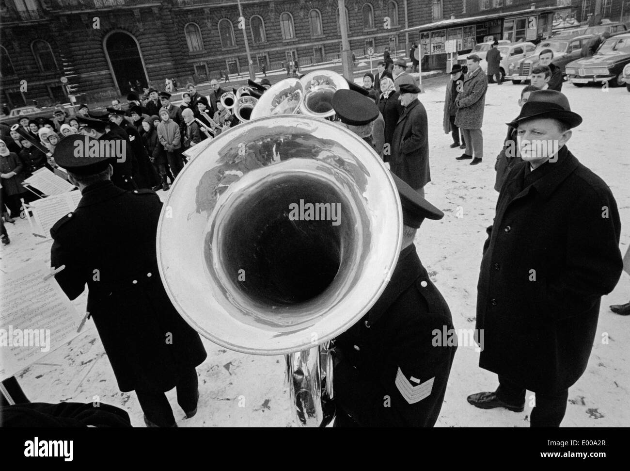 Marching in snow hi-res stock photography and images - Alamy