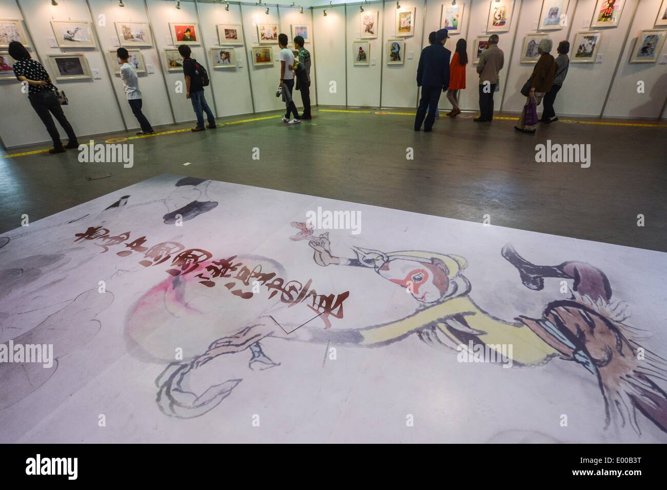 Hangzhou, China's Zhejiang Province. 28th Apr, 2014. Visitors view ...