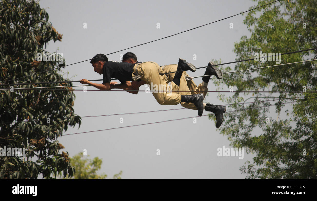 Lahore, Pakistan. 28th Apr, 2014. Pakistani (Punjab) Police commandos ...