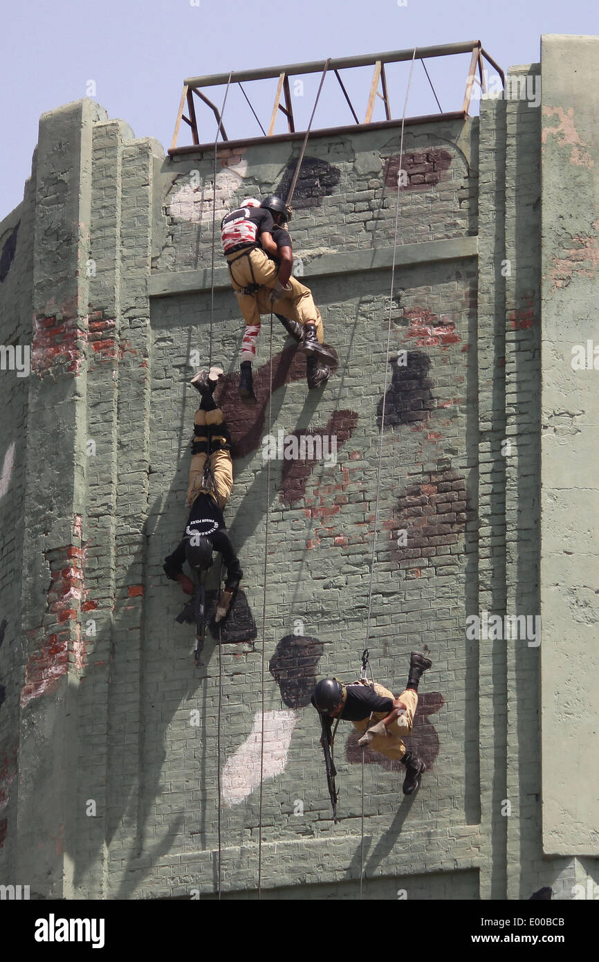 Lahore, Pakistan. 28th Apr, 2014. Pakistani (Punjab) Police commandos ...