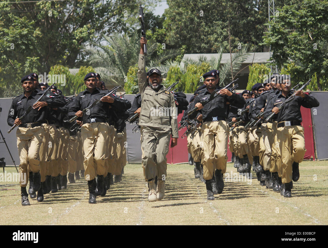 Lahore, Pakistan. 28th Apr, 2014. Pakistani (Punjab) Police commandos ...