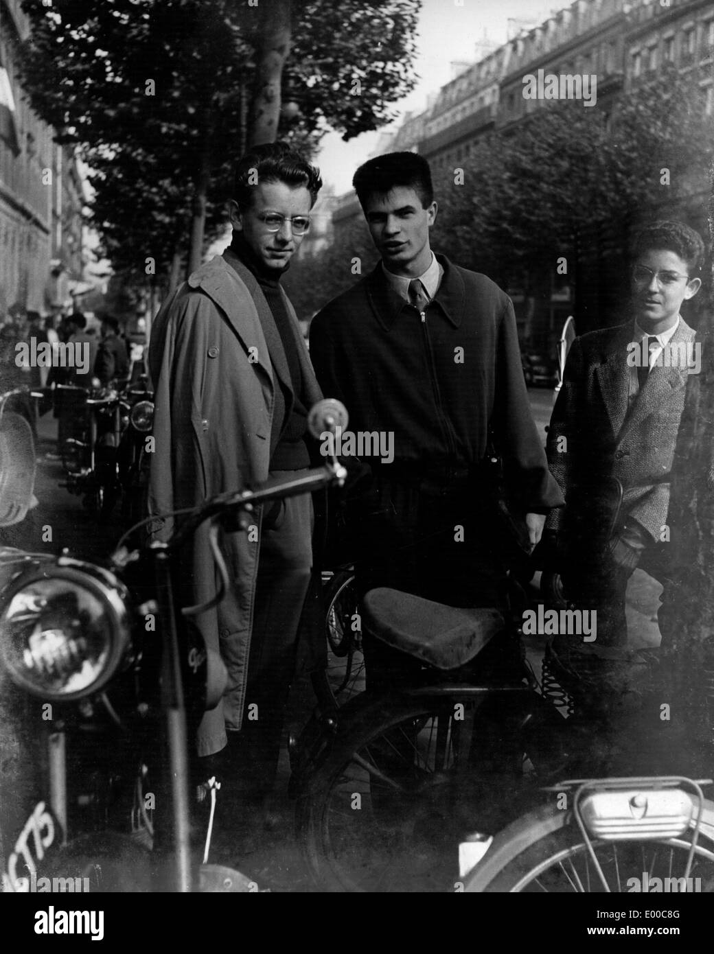 Paris 1950 hi-res stock photography and images - Alamy