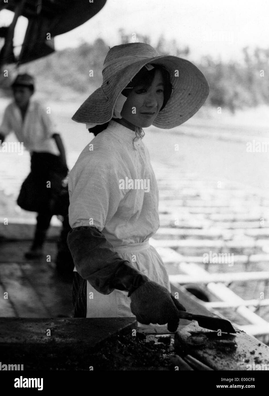 Girl labor Black and White Stock Photos & Images - Alamy