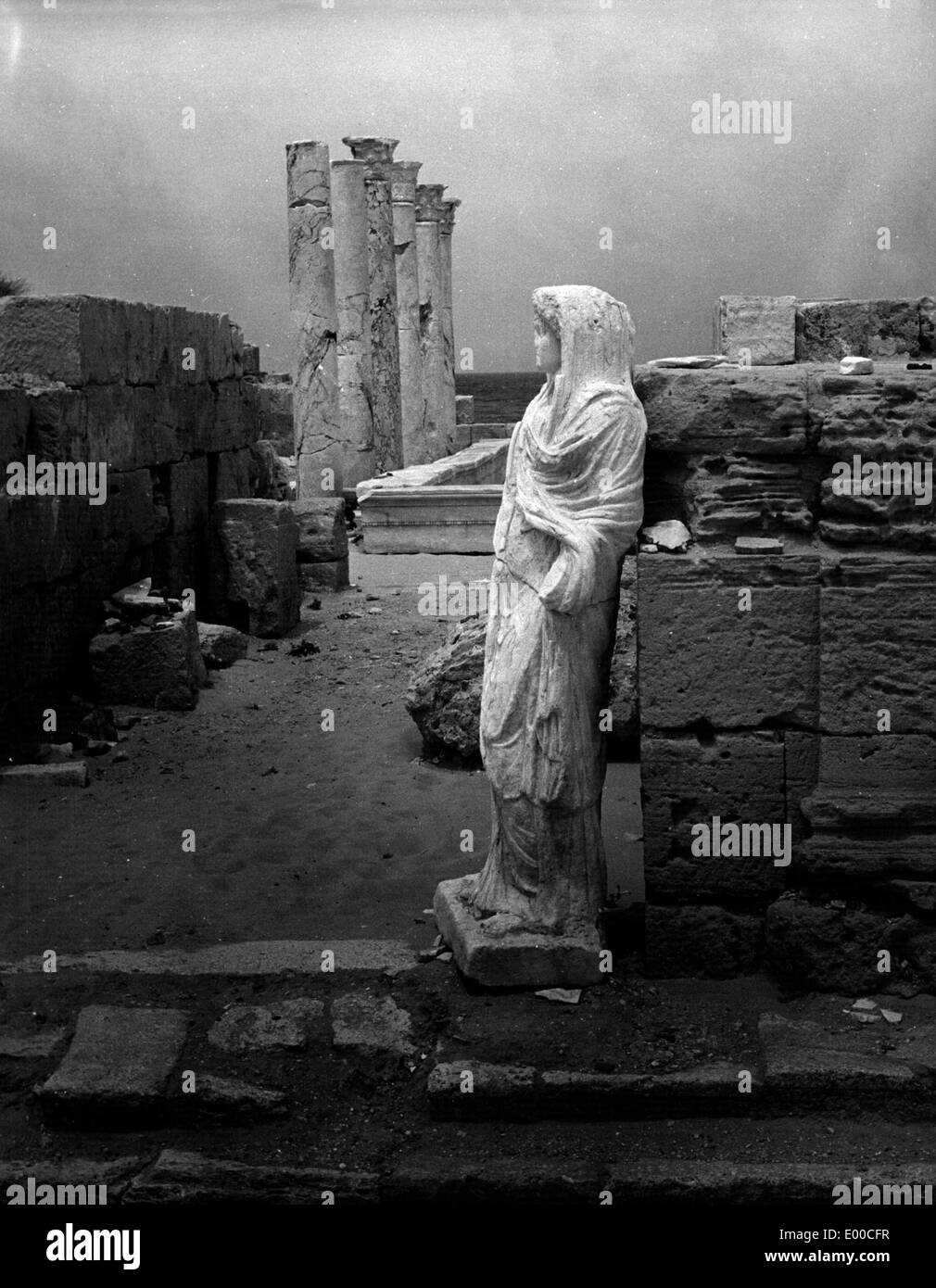 Columns in leptis magna hi-res stock photography and images - Alamy