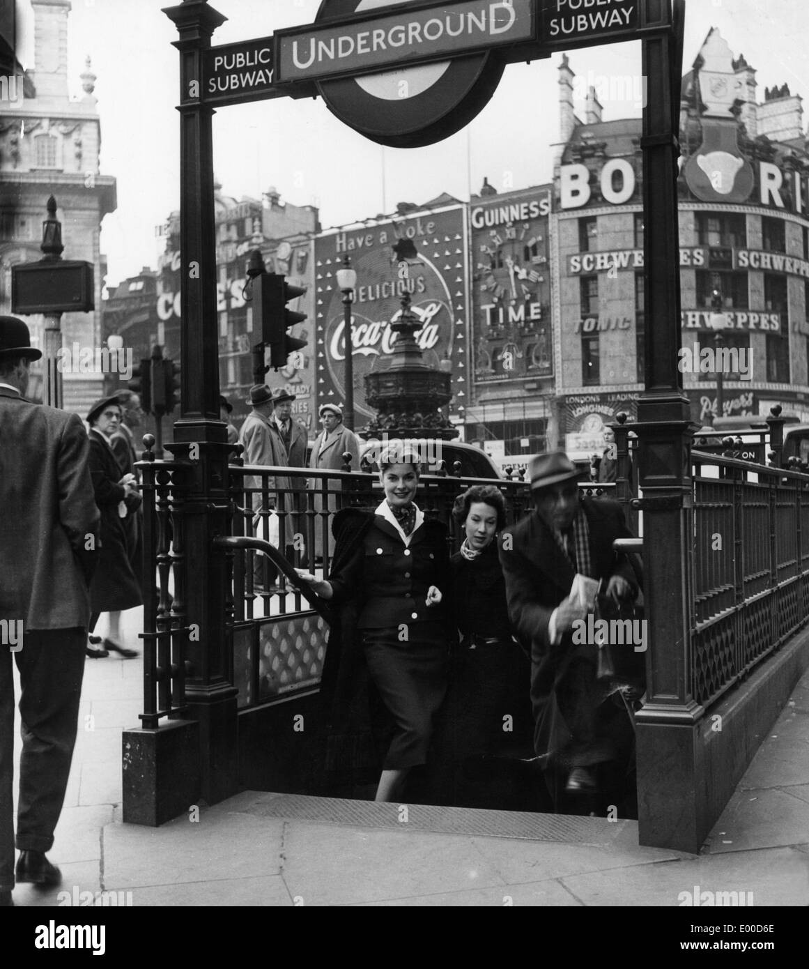 London 1950s hi-res stock photography and images - Alamy