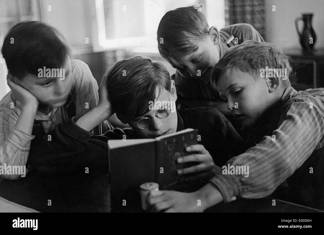 1950s children hi-res stock photography and images - Alamy