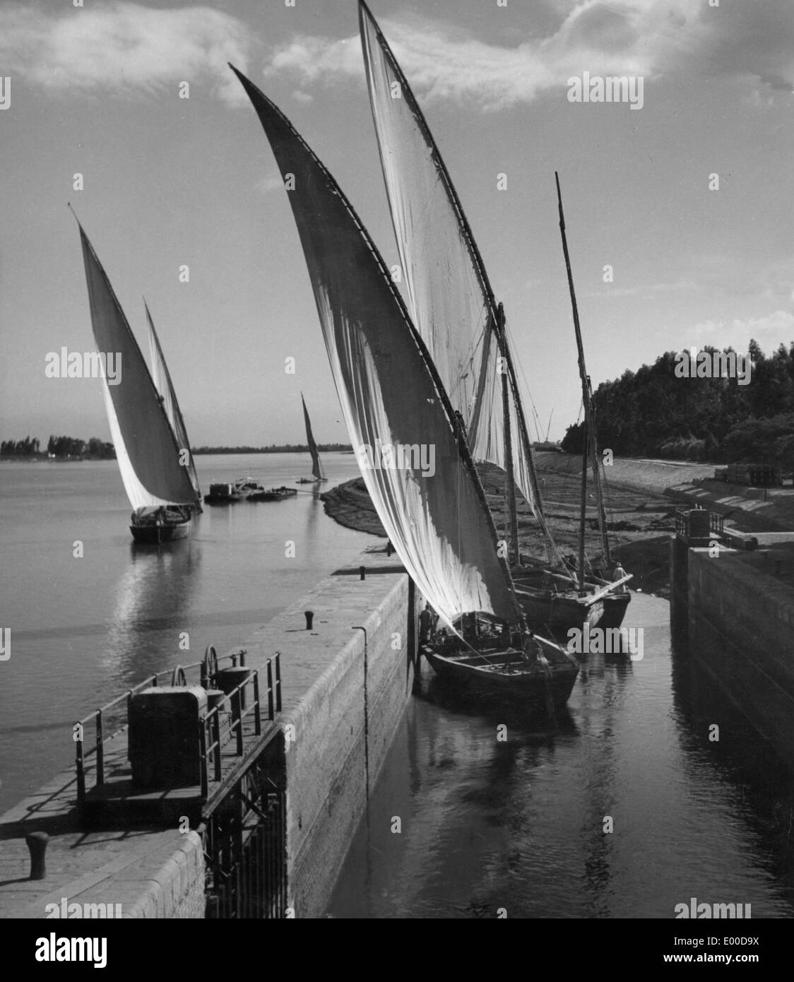 Cairo boat Black and White Stock Photos & Images - Alamy