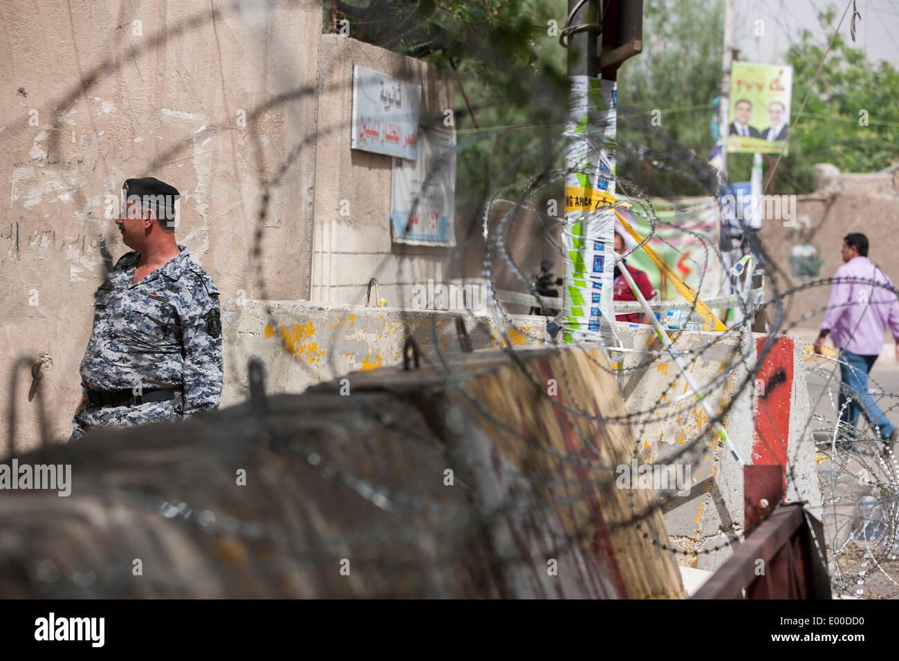 Security check point with guards hi-res stock photography and images ...