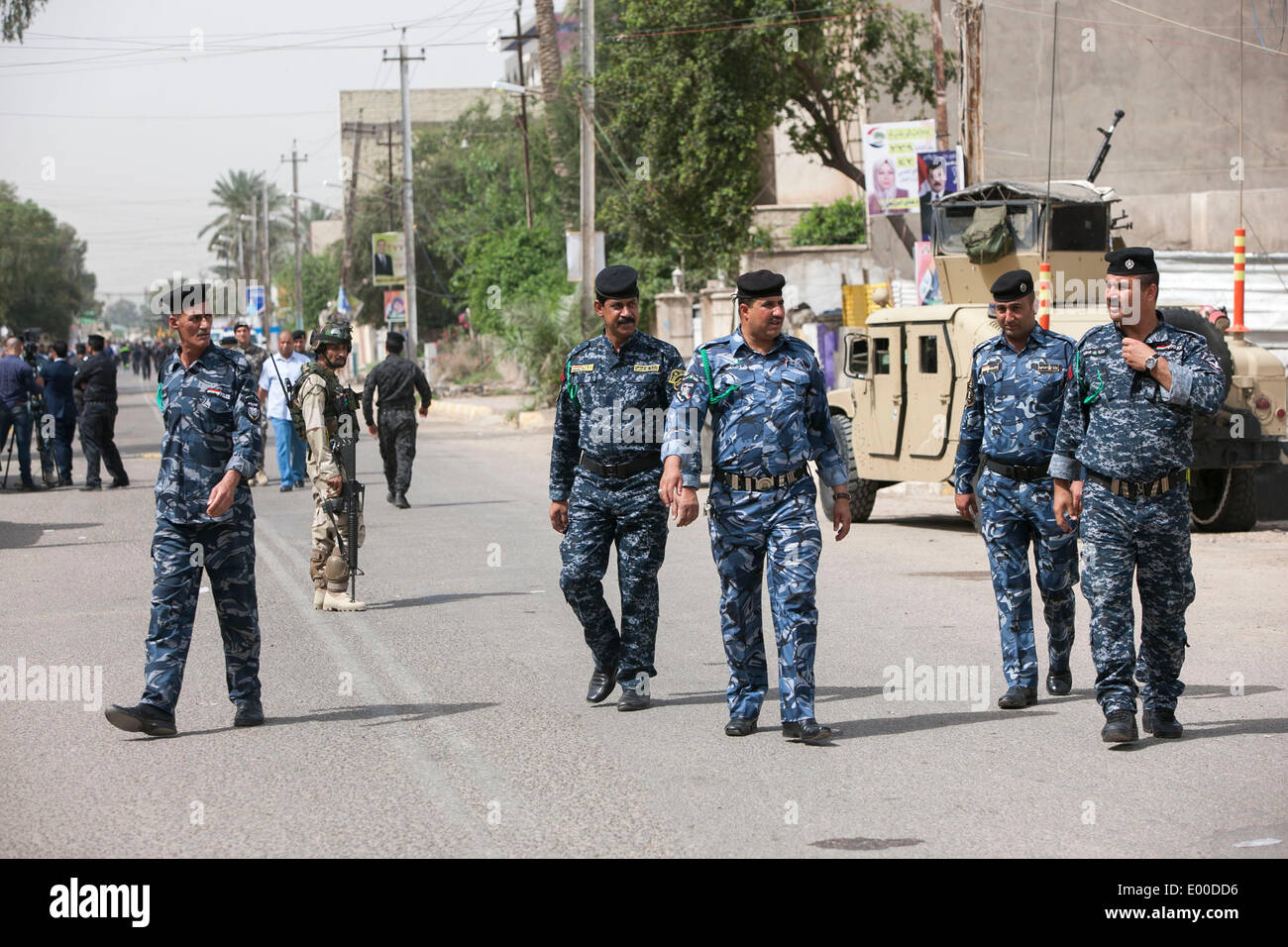 Baghdad, Iraq. 28th Apr, 2014. Security force members patrol at a check ...
