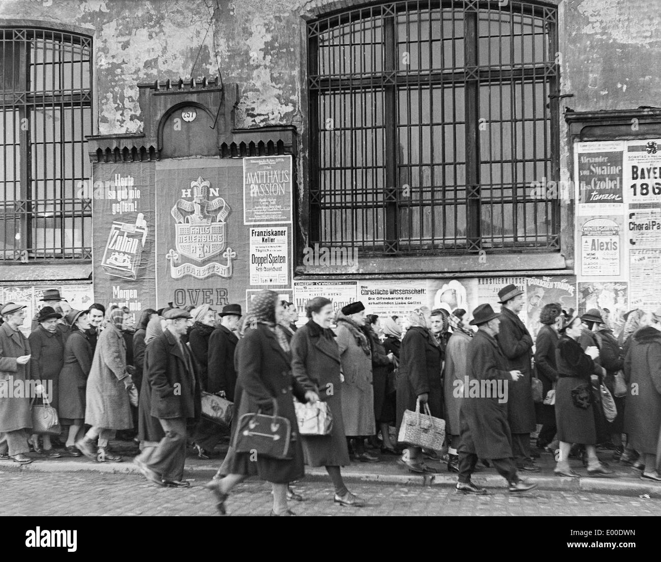 Queue men Black and White Stock Photos & Images - Alamy