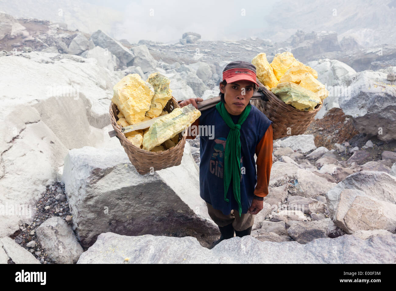 Worker carrying heavy load hi-res stock photography and images - Alamy