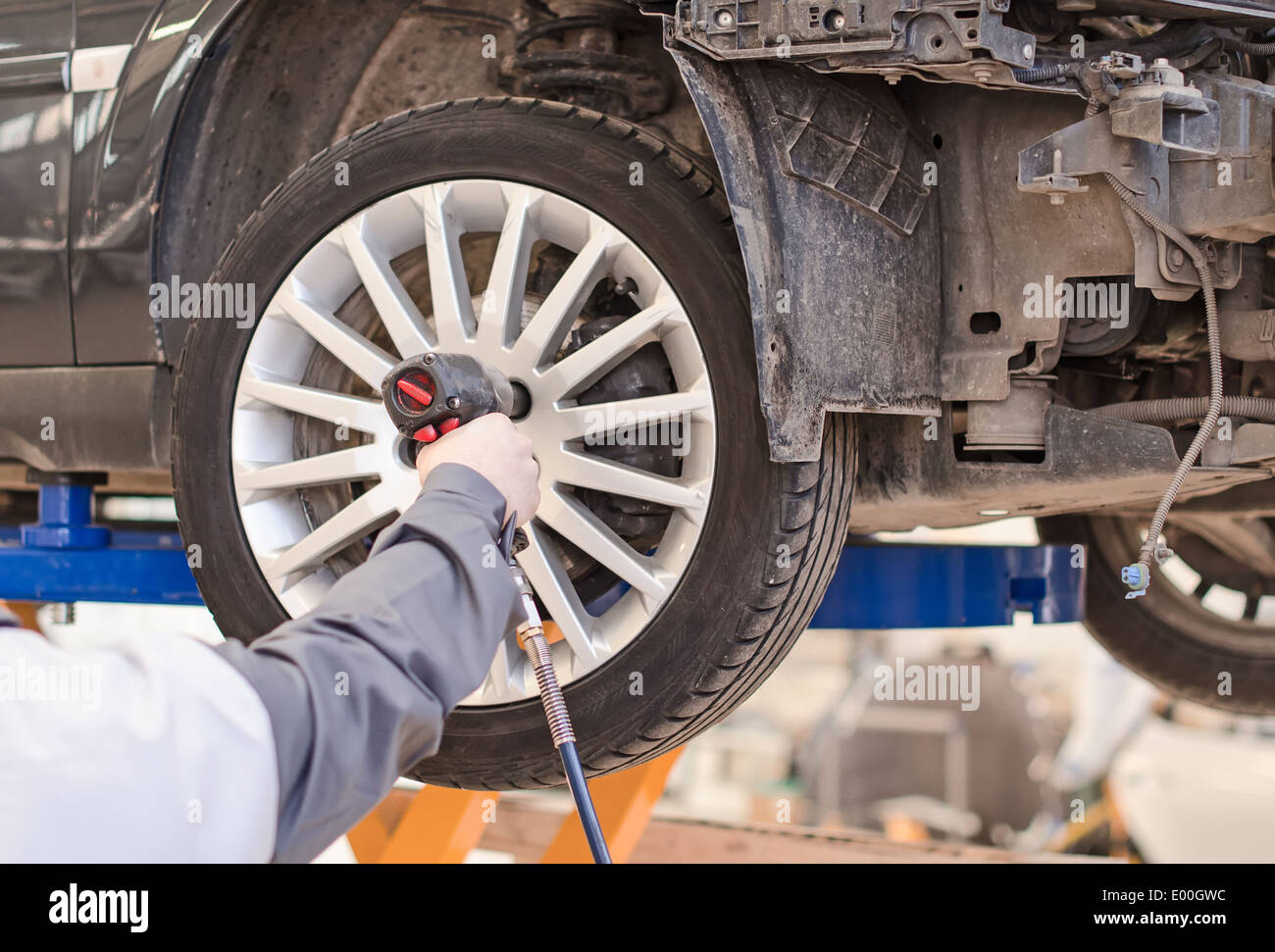 Mechanic changing car wheel at service Stock Photo - Alamy