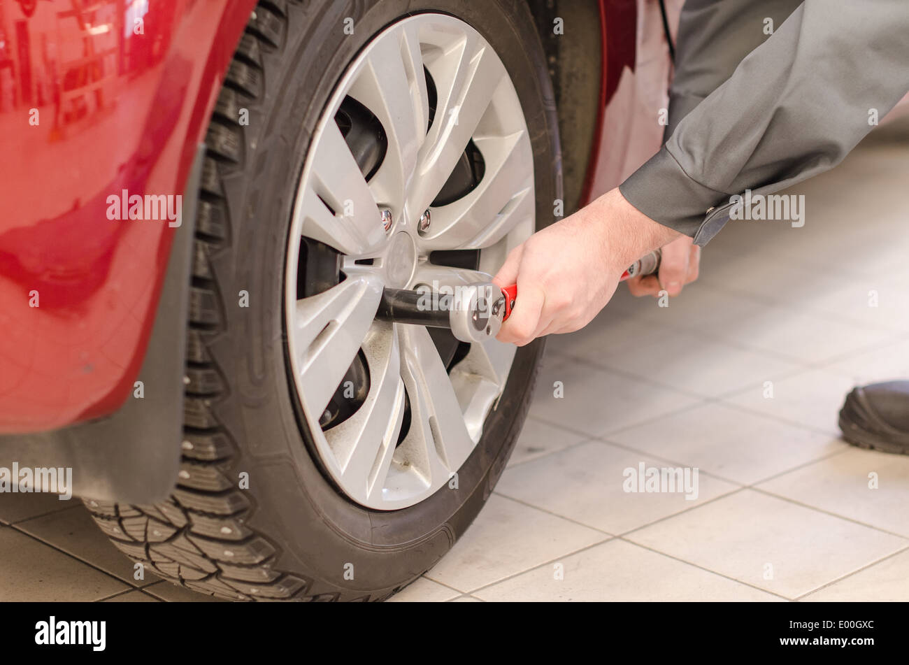 Mechanic fixing car wheel at service Stock Photo - Alamy