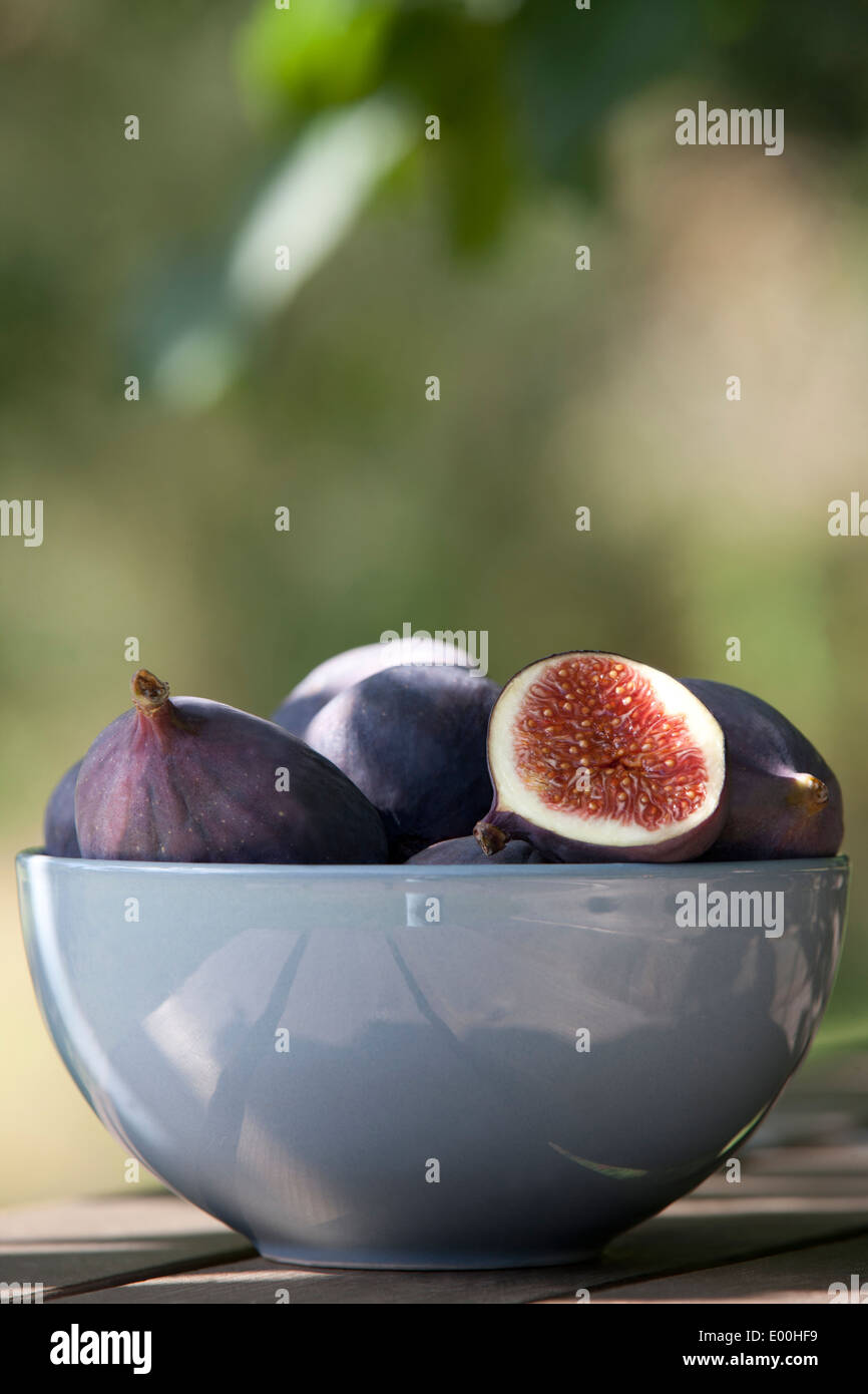 A bowl of figs Stock Photo - Alamy