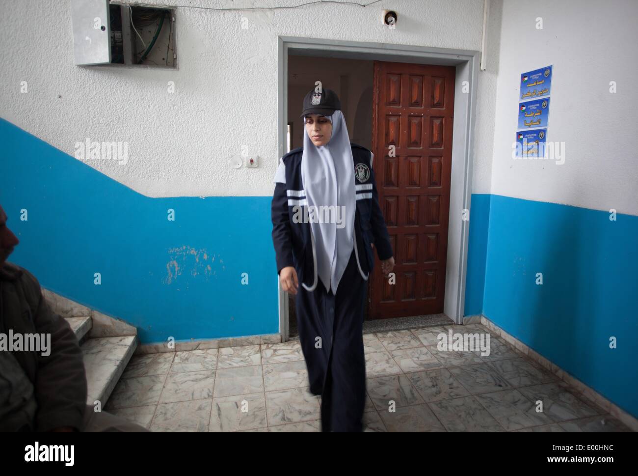 Gaza City, Gaza Strip. 20th Jan, 2009. a palestinian policewoman ...