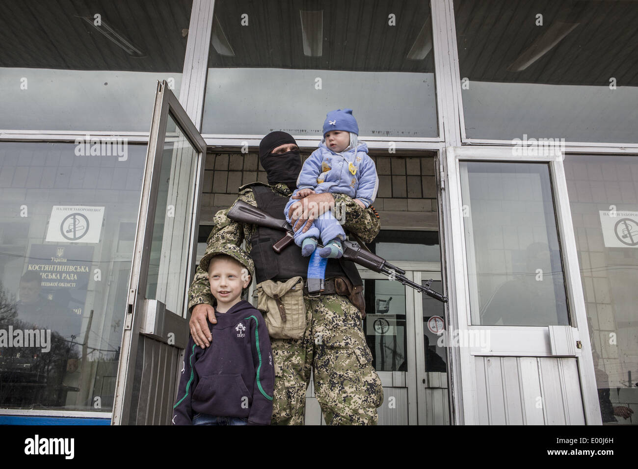 Kostantinovka, Donestsk, Ukraine. 28th Apr, 2014. Pro-Russian armed men ...