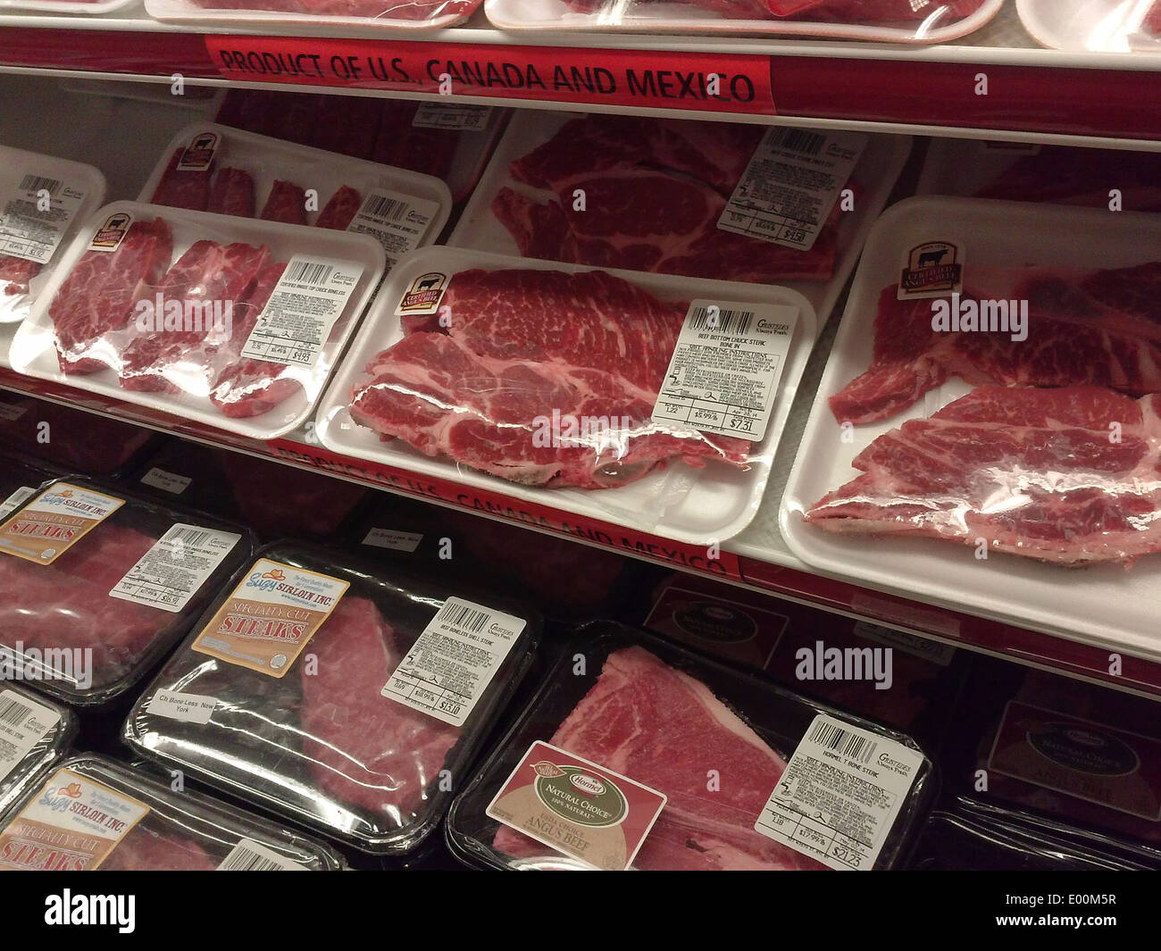 Meat refrigerator shelves supermarket hi-res stock photography and ...