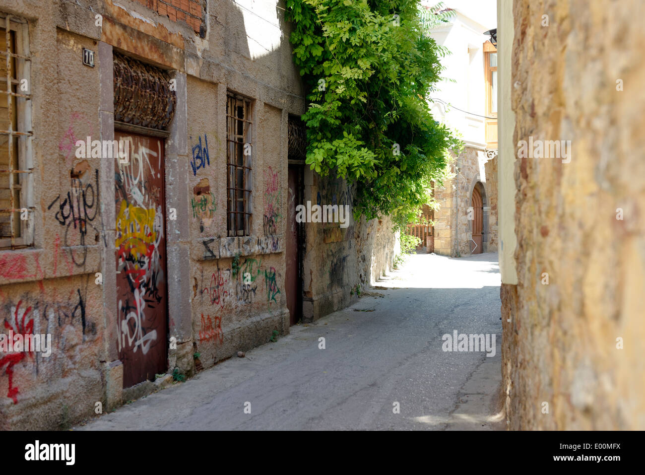 Old rundown buildings hi-res stock photography and images - Alamy