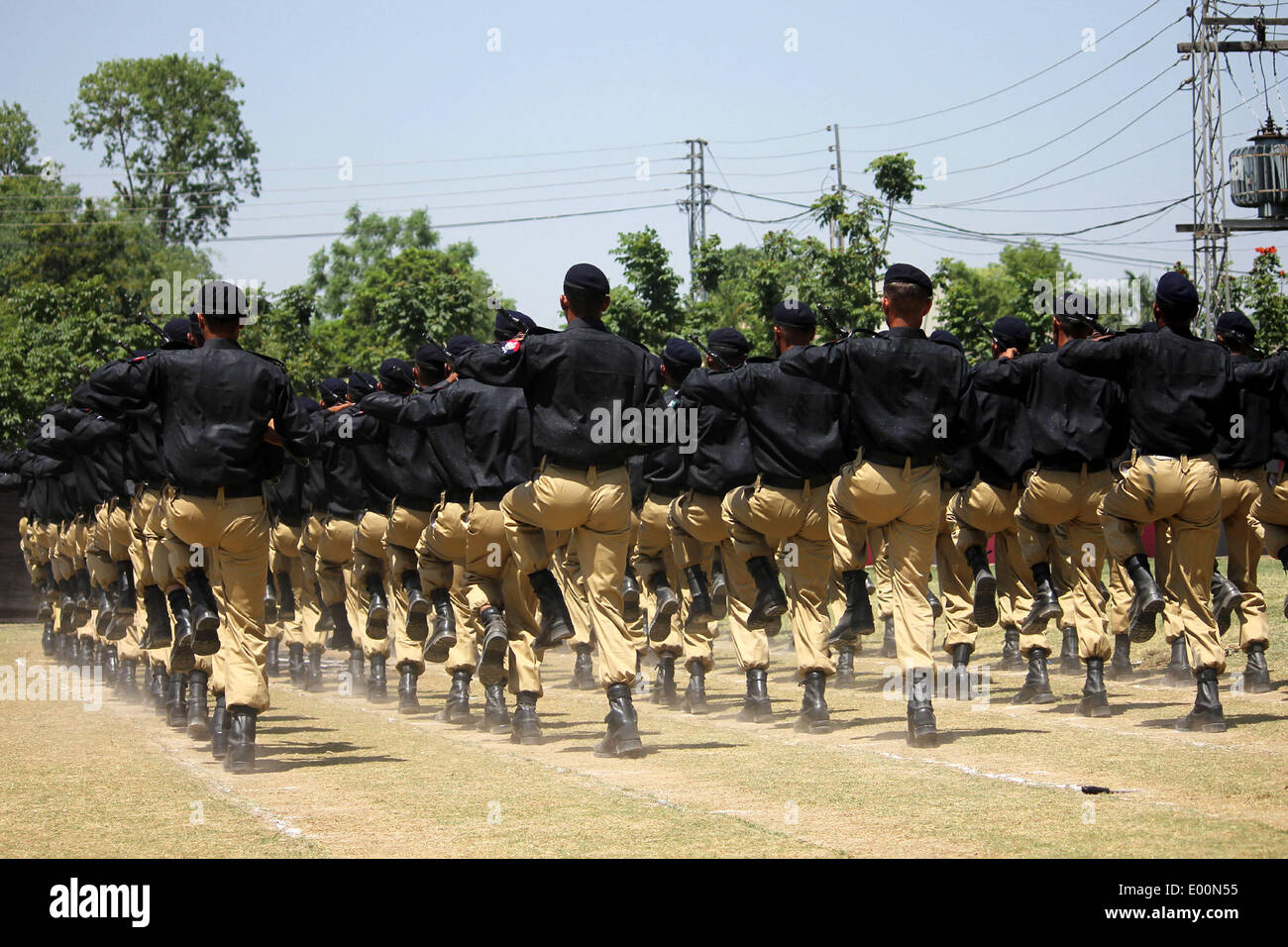 Lahore. 28th Apr, 2014. Police commandos display their skills during a ...