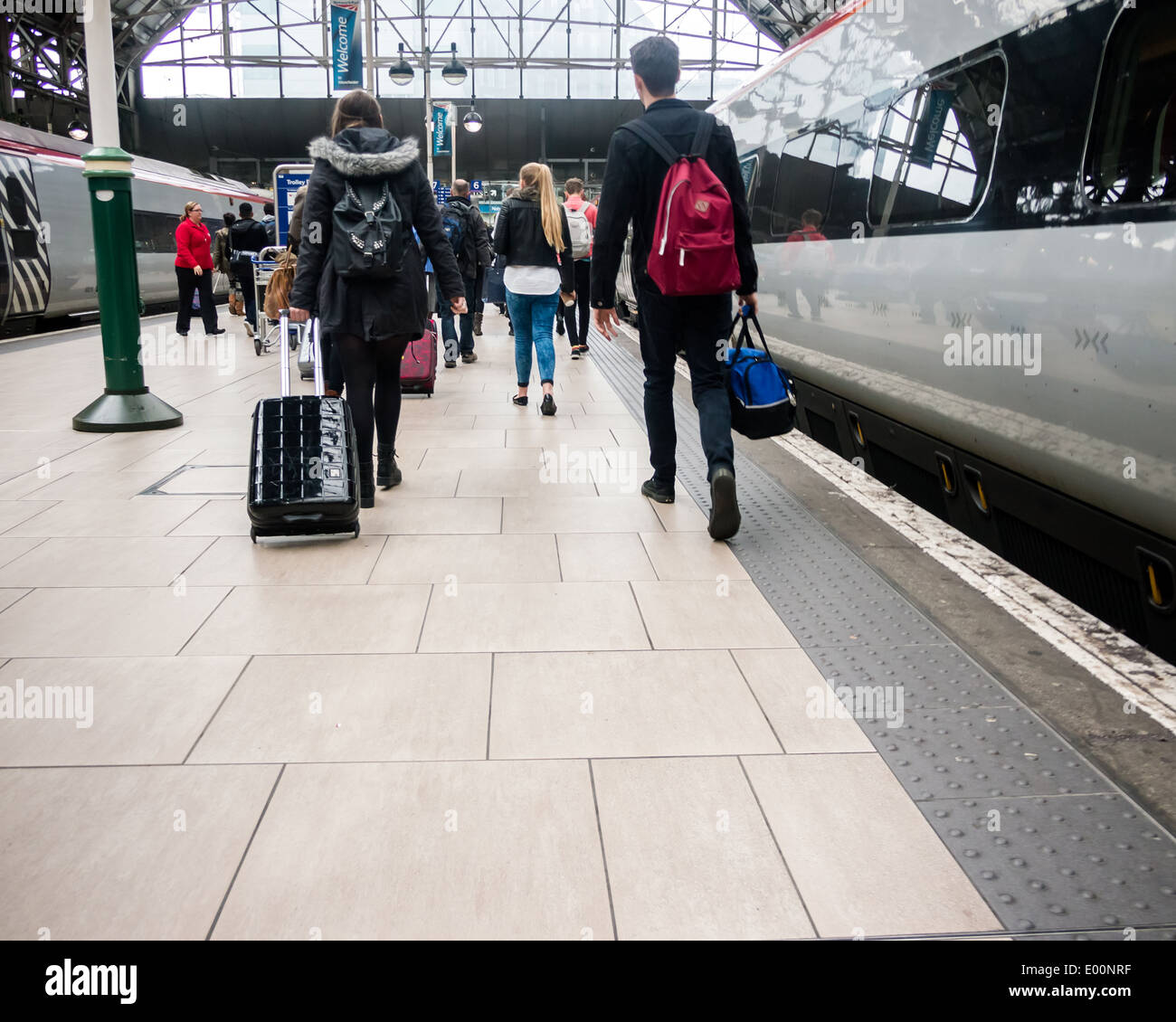 Train passengers walk along platform hi-res stock photography and ...