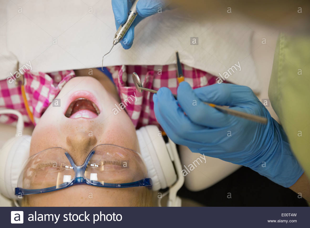 Getting teeth hi-res stock photography and images - Alamy