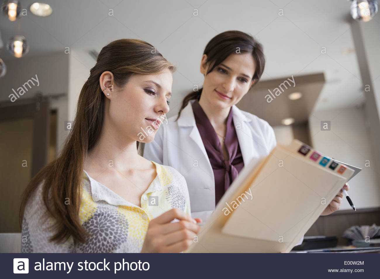 Dental office receptionist hi-res stock photography and images - Alamy