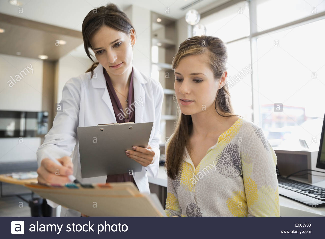 Dental office receptionist hi-res stock photography and images - Alamy