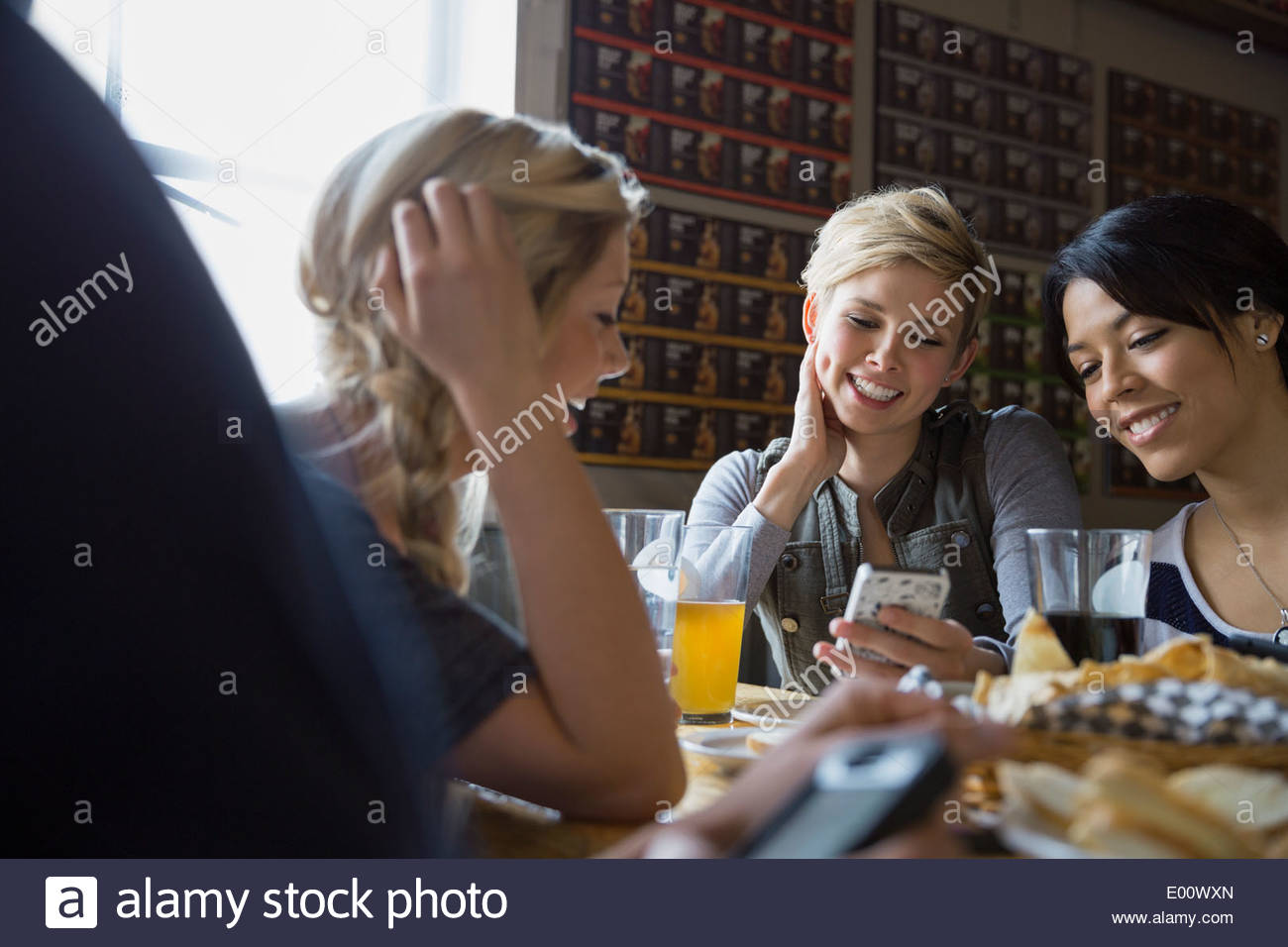 Friends table phones hi-res stock photography and images - Alamy
