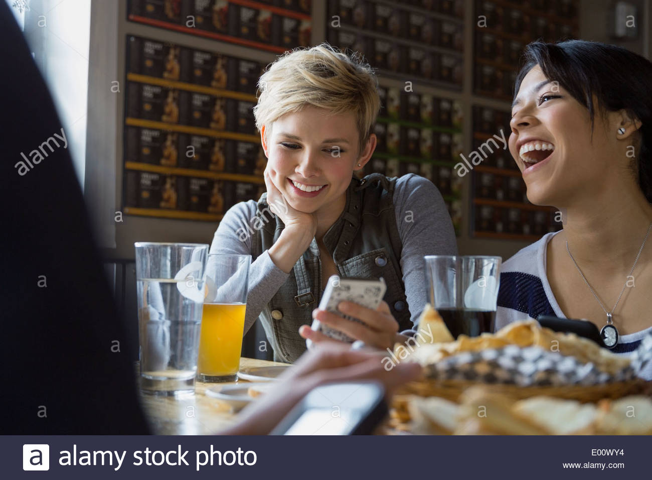 Messaging friends hi-res stock photography and images - Alamy