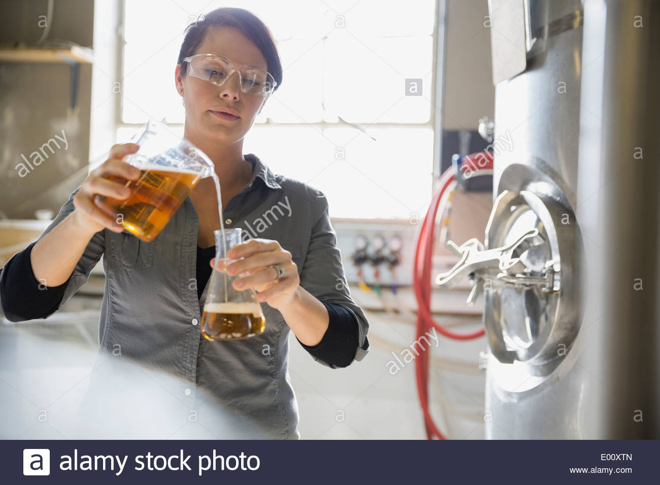 Worker pouring hi-res stock photography and images - Alamy