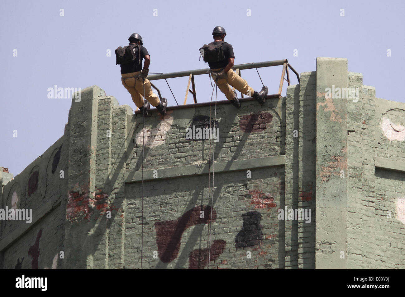 Lahore. 28th Apr, 2014. Police commandos display their skills during a ...