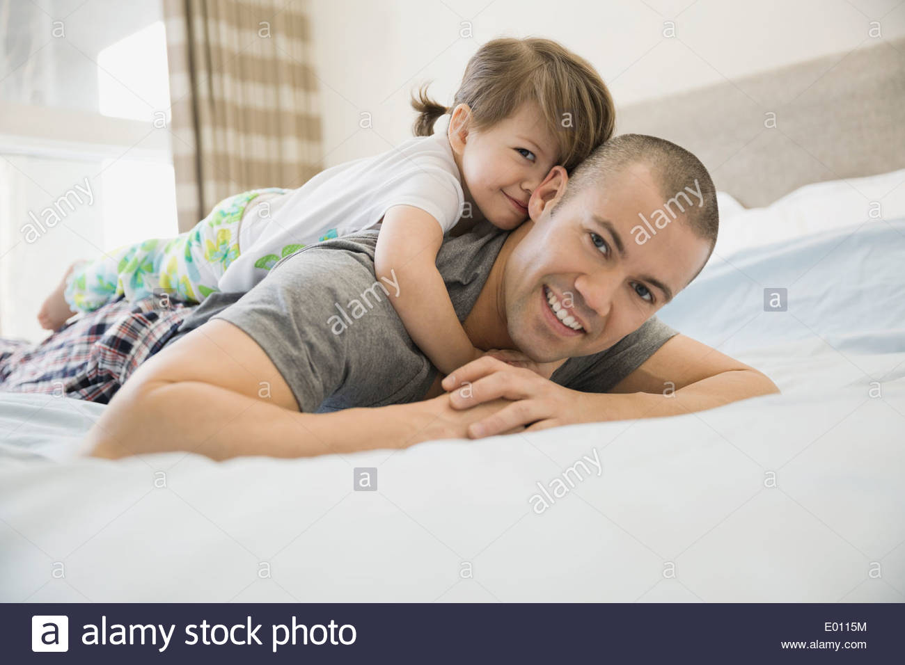 Father cuddling daughter hi-res stock photography and images - Alamy