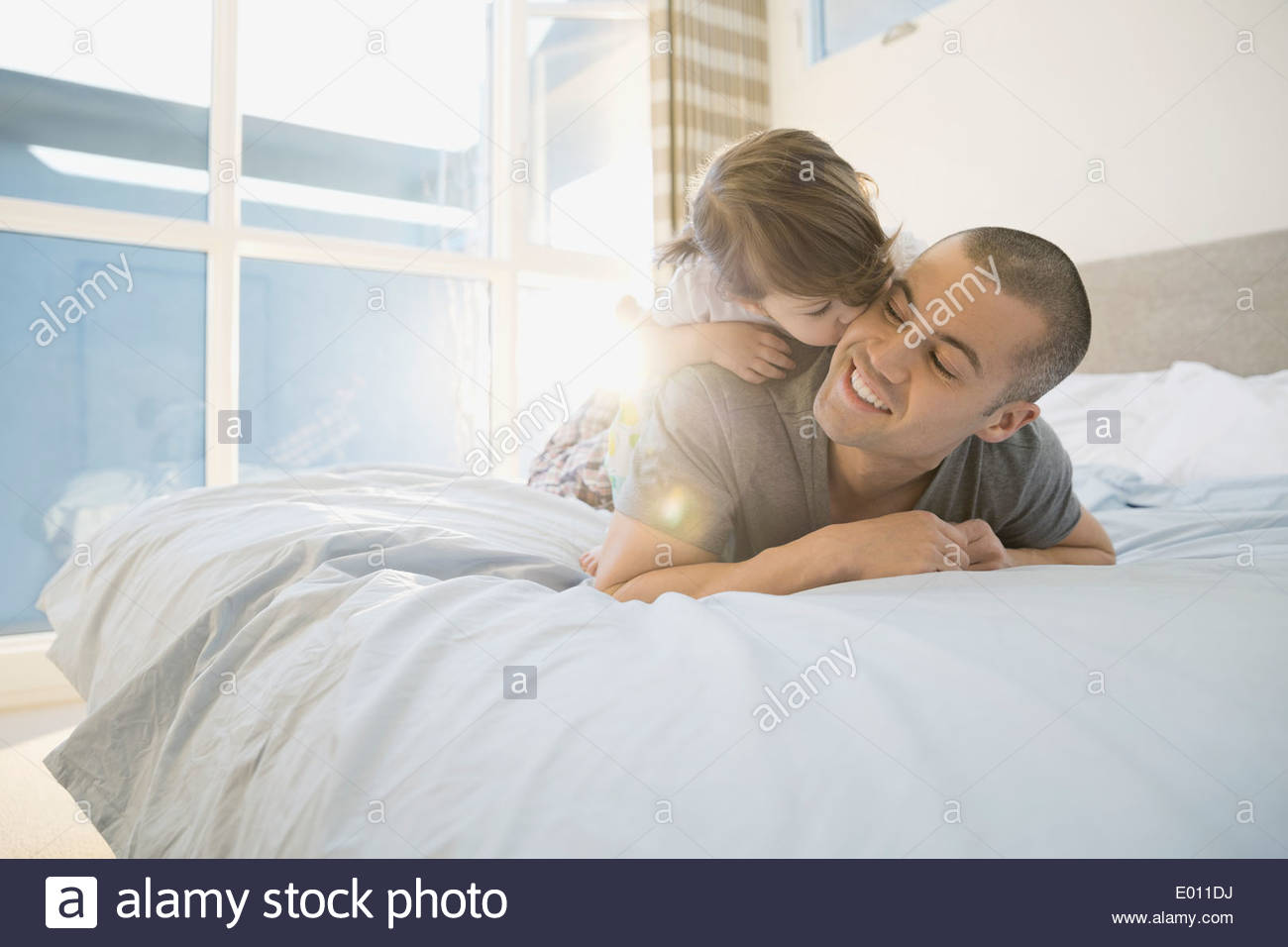 Father cuddling daughter hi-res stock photography and images - Alamy