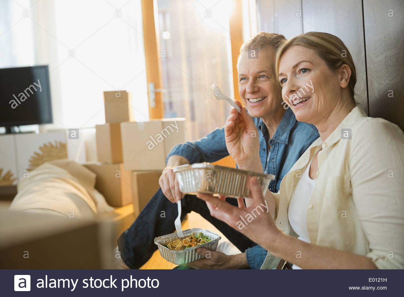 Man and woman eating out hi-res stock photography and images - Alamy