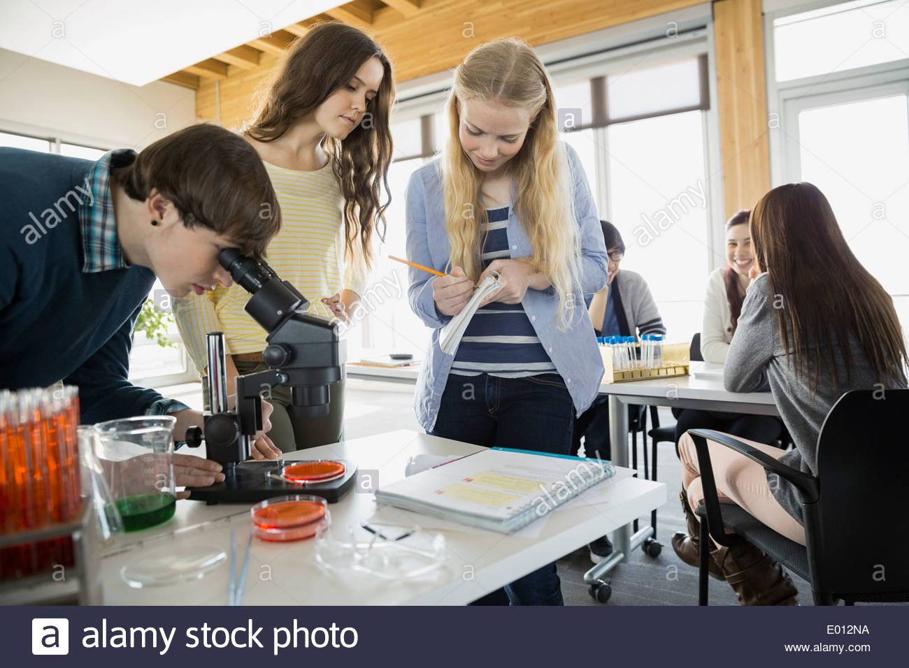 Asian science class hi-res stock photography and images - Alamy