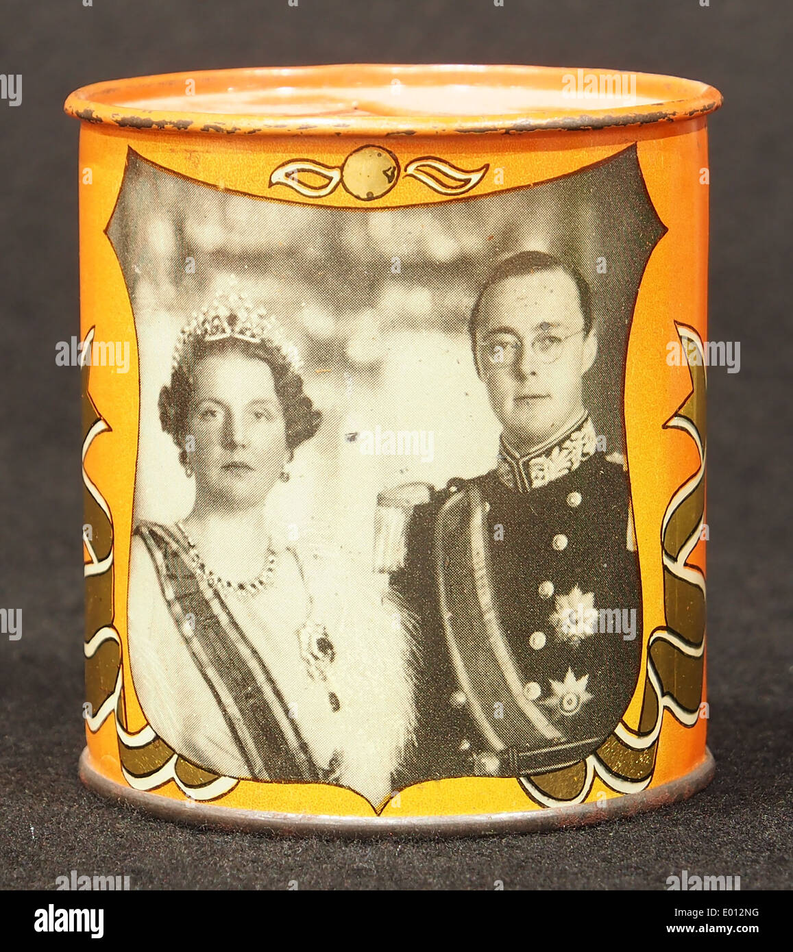 Spaarpotje met afbeeldingen van Oranjehuis Stock Photo - Alamy