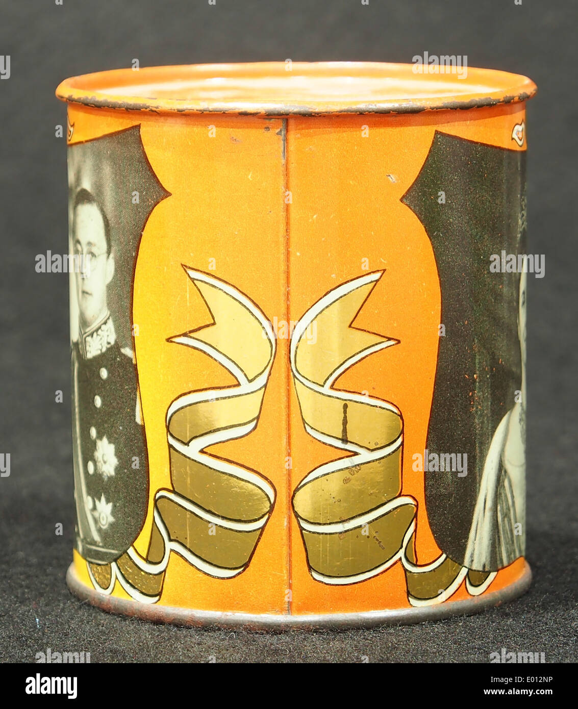 Spaarpotje met afbeeldingen van Oranjehuis Stock Photo - Alamy