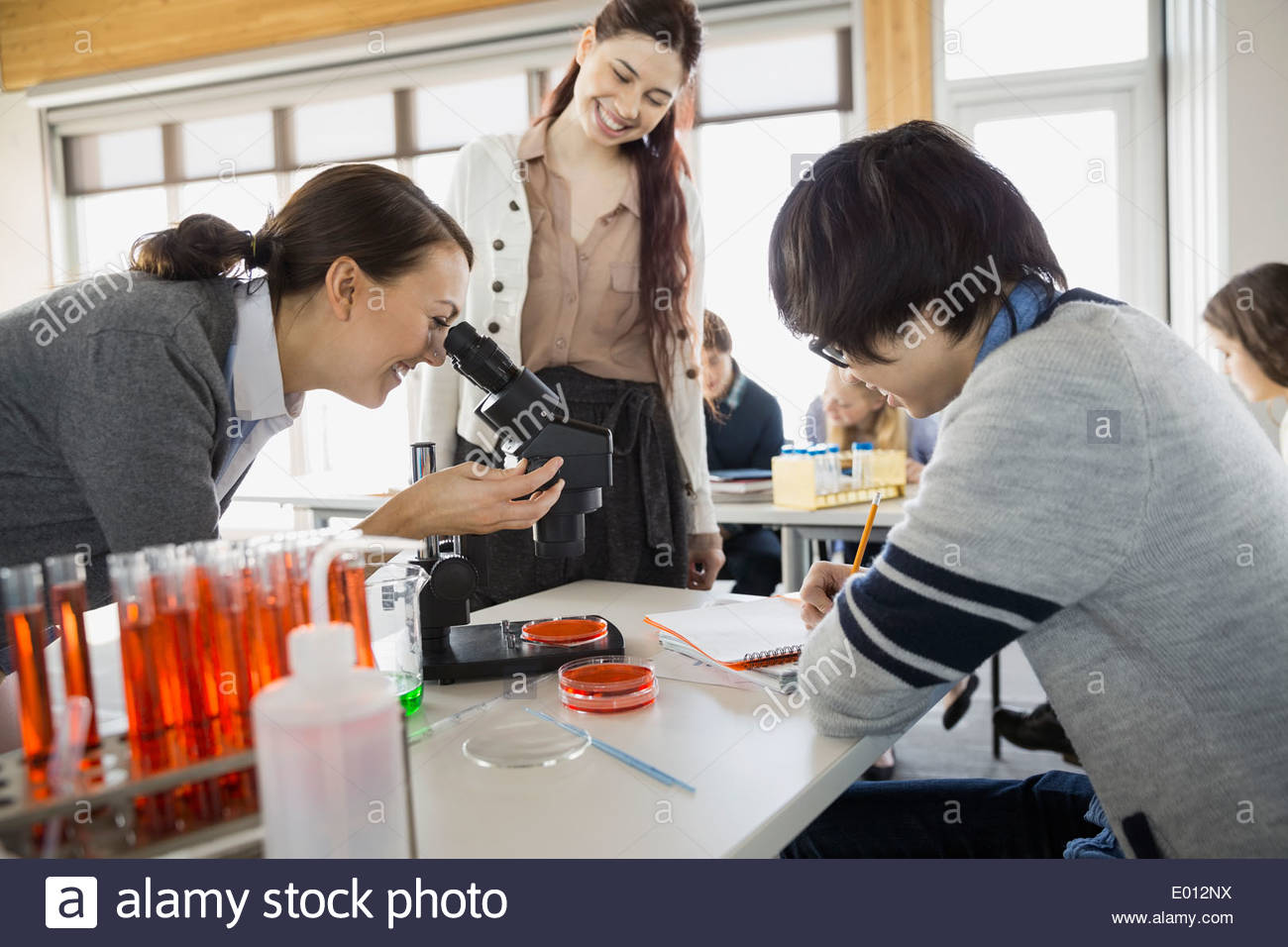 Asian science class hi-res stock photography and images - Alamy