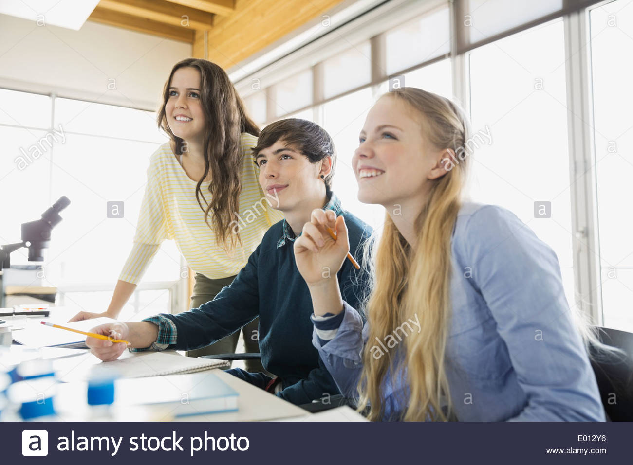 High school students in science class hi-res stock photography and ...